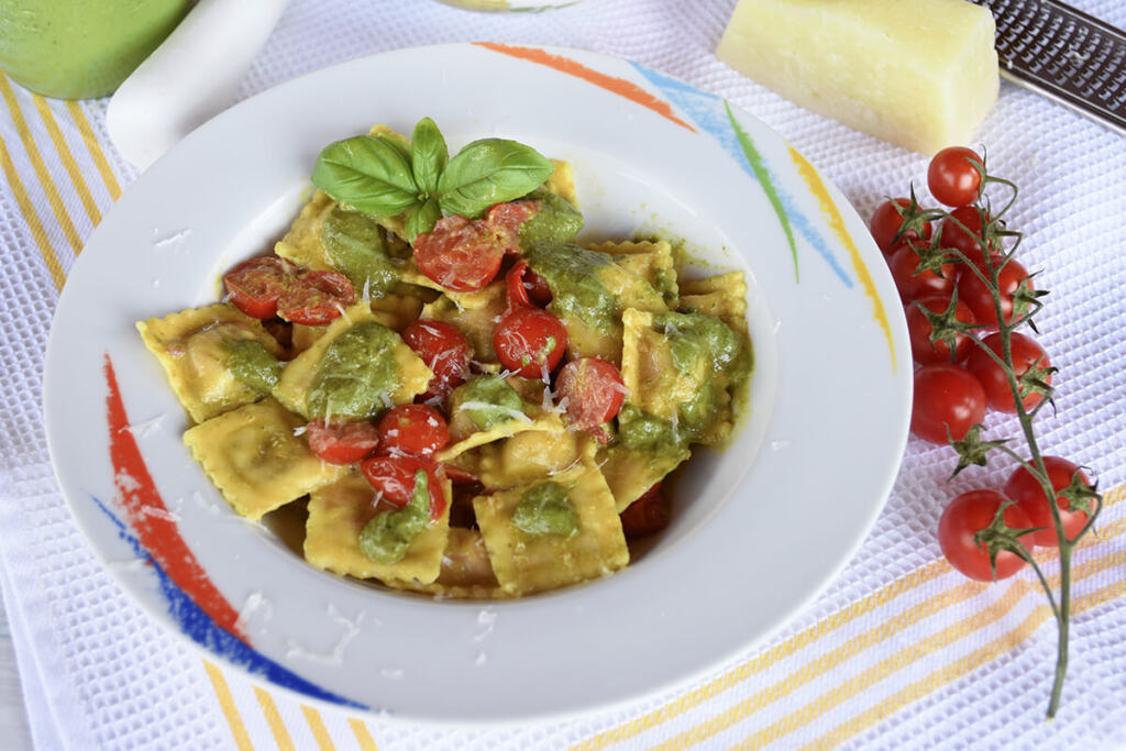 Agnolotti estivi con pesto alla genovese e pomodorini – Pasta Fresca ...