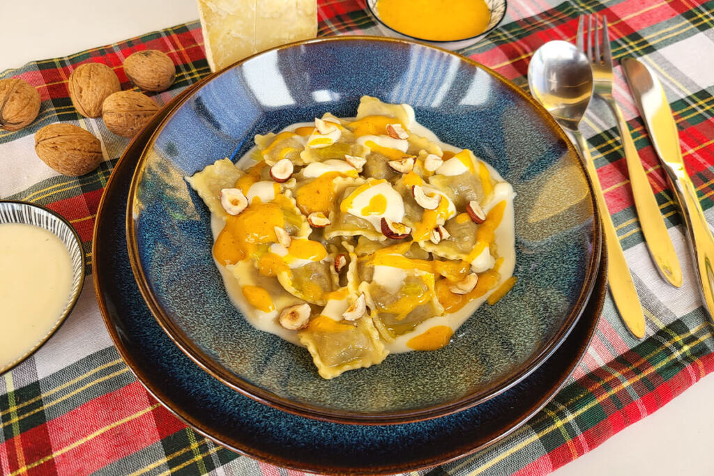 Agnolotti di carne con crema di formaggio, cachi e nocciole – Pasta ...