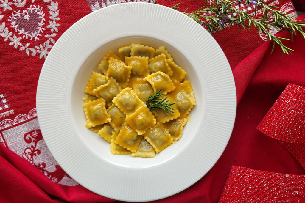 Agnolotti di carne con crema di formaggio, cachi e nocciole – Pasta ...